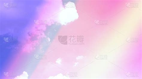 美丽，甜美，柔和的粉红色，柔软的黄色，天空上蓬松的云。多色彩虹图像。抽象幻想生长光