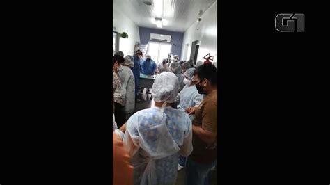 VÍdeo Profissionais Da Saúde Rezam Em Hospital Durante Colapso Da
