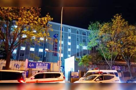 北京长峰医院火灾幸存者：顺着住院楼8楼水管往下爬，最后跳了下来