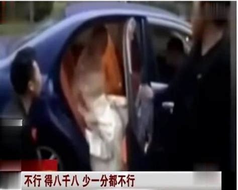 婚禮現場，新娘要求臨時加價彩禮錢，新郎尷尬，轉身離去 每日頭條
