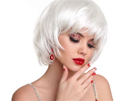 لب قرمز آرایش کریسمس دختر زیبا عکس پرتره ناخن مانیکور جواهر سازی مدل