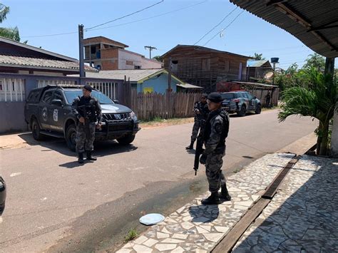 Criminosos Trocam Tiros Com A Polícia E Fazem Família Com Um Bebê De
