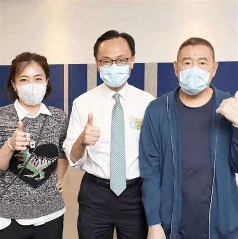 甘比与刘銮雄罕见同框，毛衣叠穿季节错乱，男方身形消瘦太明显卡通