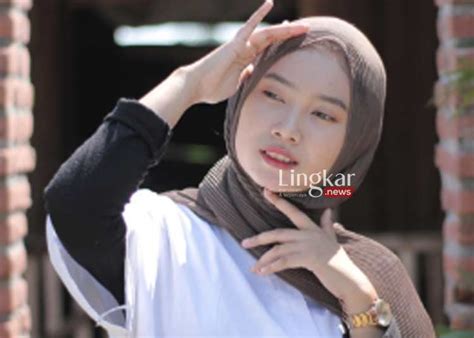 Mengenal Putri Dwi Astuti Gadis Penjual Es Permen Karet Bisa Bayar Kuliah Sendiri Lingkar News