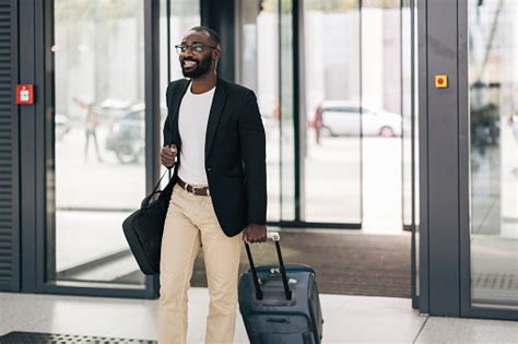 여행 가방과 노트북 가방을 들고 공항에 도착하는 사업가 30 34세에 대한 스톡 사진 및 기타 이미지 30 34세 30 39세 건축 Istock