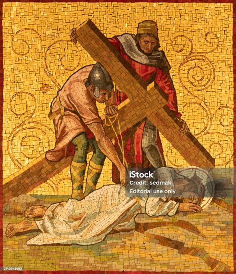 밀라노 Chiesa Di San Agostino 교회의 십자가 역의 일부로 십자가 아래 예수 모자이크 폭포 건축에 대한 스톡