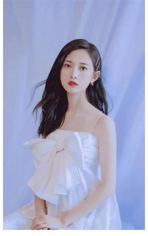 陳鈺琪穿上白色吊帶裙，美得就像小仙女，天鵝頸太美了 每日頭條