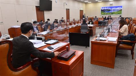 대북전단 살포 금지법 野 반발 속 외통위 법안소위 통과