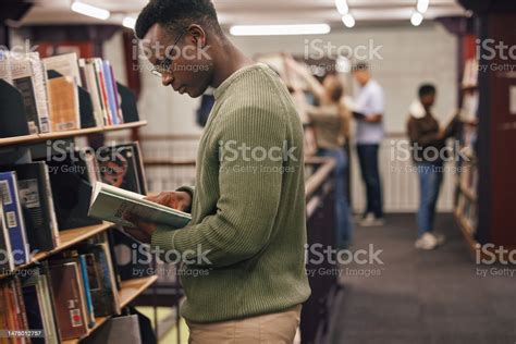 흑인 학생 독서 및 도서관에서 책 연구 및 교육을 통해 대학에 시험을 준비합니다 아프리카 Z세대 남성 보스턴에서 공부 학습 및