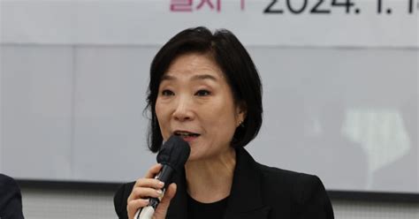 Ces 2024 혁신상 수상기업과 간담회 하는 오영주 장관