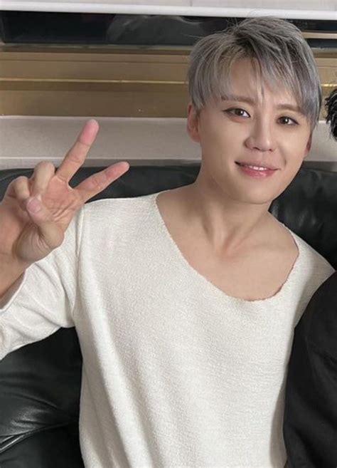 Kim Jun Su 커뮤니티 포스트 여름댔는가봐요~~~ 행복한일요일되시길