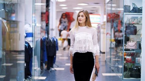 Menina Sexy Linda Loira Caminhando Pelo Hall Do Shopping Center Ao Longo Das Janelas Das Lojas