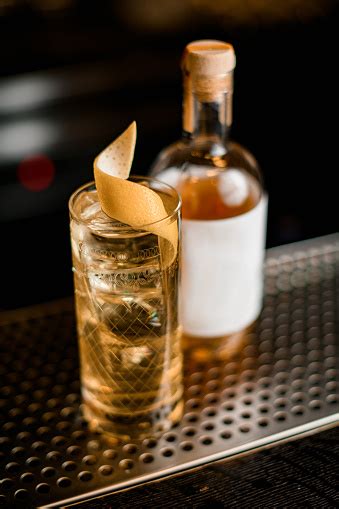 감귤류 껍질과 바 카운터에 병으로 장식 된 차가운 음료와 아름다운 크리스탈 유리 병에 대한 스톡 사진 및 기타 이미지 병 진 위스키 Istock
