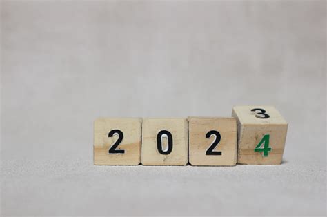 2024년 새해 시작 나무 큐브 블록에 2023년부터 2024년까지의 뒤집기 2024년 새해의 시작과 시작 새해 삶 사업 계획