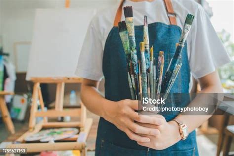 클로즈업 미술 학생의 손이 캔버스에 수채화 그림을 그리는 붓을 들고 몇 가지 예술 프로젝트를 하고 있습니다 공부에 대한 스톡 사진 및 기타 이미지 Istock