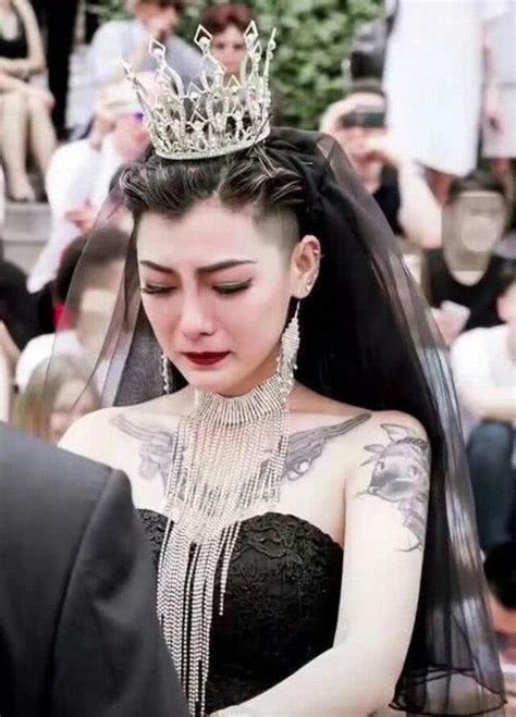 在抖音火起來的黑婚紗新娘，原來卸了妝也這麼美！ 每日頭條