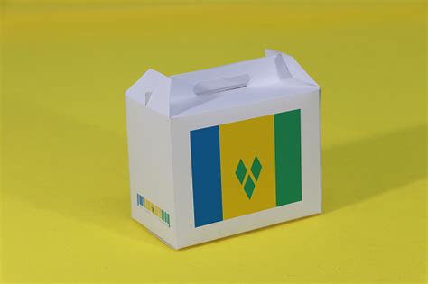 바코드와 노란색 배경에 국가 플래그의 색상흰색 상자에 세인트 빈센트 플래그 세인트 빈센트와 그레나딘에서 수출 거래의 개념 개념에