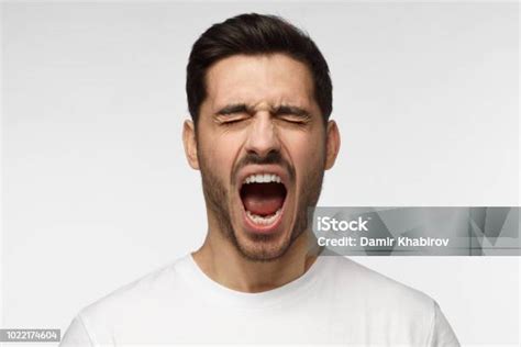 눈 감고 미친 젊은 남자와 비명의 근접 촬영 초상화 회색 배경에 고립 T 셔츠에 대한 스톡 사진 및 기타 이미지 T 셔츠