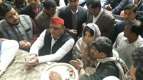 Mathura अखिलेश यादव ने डिंपल संग लिया बांकेबिहारी का आशीर्वाद दिए इन