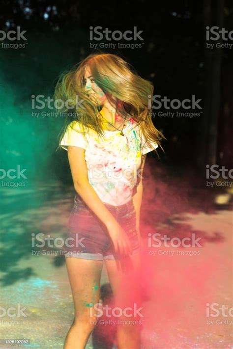 유쾌한 금발의 여자 재생 와 녹색 과 핑크 드라이 페인트 홀리 에 이 공원 20 24세에 대한 스톡 사진 및 기타 이미지 20 24세 감정 다중 색상 Istock