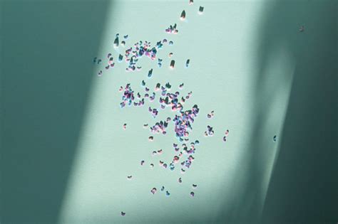 복사를위한 공간이있는 파란색 배경에 미세 플라스틱 태양의 단단한 그림자 미세 플라스틱 문제 위험한 첨가제 독성 물질 Microplastic에 대한 스톡 사진 및 기타 이미지