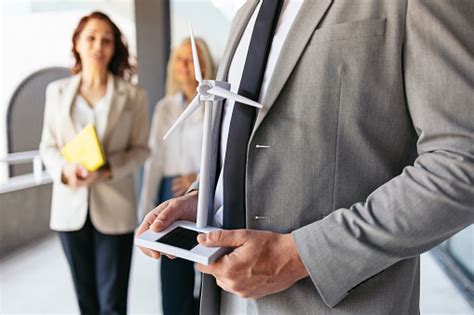 재생 에너지를 홍보하는 소형 풍력 터빈과 태양 전지판을 들고 있는 사업가 계획에 대한 스톡 사진 및 기타 이미지 계획 금융 기업의 사회적책임 Istock