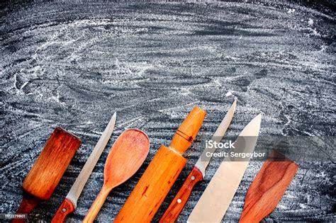 뿌리 는 밀가루와 어두운 배경에 다양한 나무 오래된 주방 용품 골동품에 대한 스톡 사진 및 기타 이미지 골동품 구도