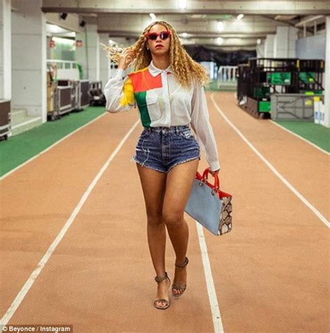 Beyonce Flaunts Her Hourglass Curves And Toned Pins In Skimpy Denim