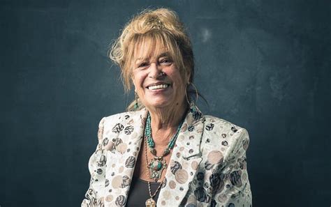 منى واصف تُتوَّج بلقب سفيرة السلام في العالم في دمشق