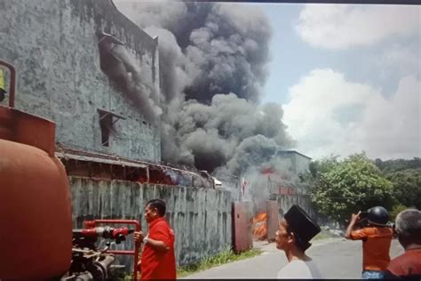 Bukit Cinta Membara Gudang Terbakar Pekerja Selamatkan Diri Lompat