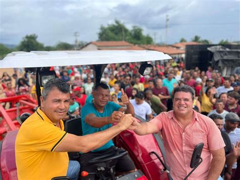 Deputado Marquinho Viana entrega trator agrícola a comunidade rural de