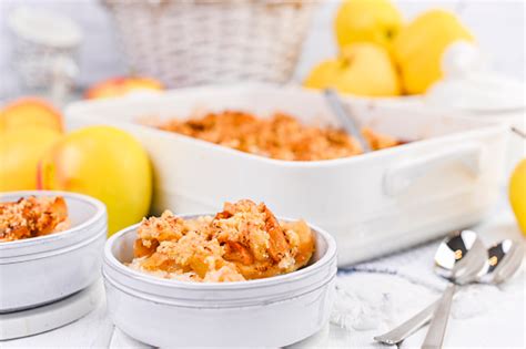 흰색 세라믹 베이킹 접시에 애플 파이 사과와 일품 접시로 만든 아침 식사 밝은 사진 텍스트를 위한 여유 공간 0명에 대한 스톡
