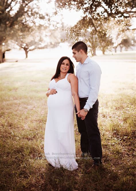 Maternity Photography Tips For Naturally Posing Expecting Couples