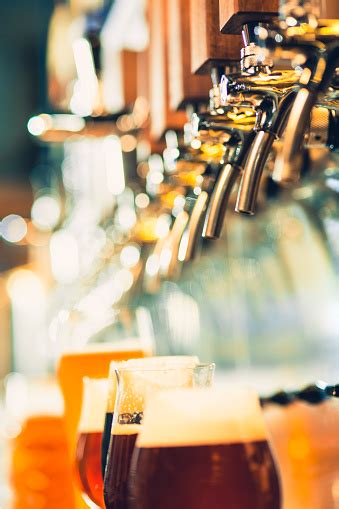맥주 공예입니다 테이블 바 강철 한 꼭지 반짝 한 꼭지 맥주와 함께 Glassses Ale에 대한 스톡 사진 및 기타 이미지
