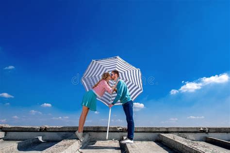 Pares Novos E Bonitos Que Beijam No Telhado Sob O Guarda Chuva O Imagem