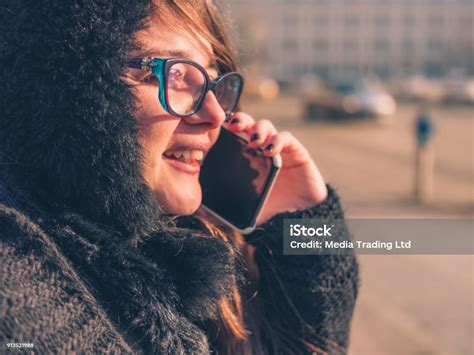 그녀의 스마트 폰에 다운 타운 지구 야외에서 매력적인 젊은 여자의 근접 촬영 계단에 대한 스톡 사진 및 기타 이미지 계단 금융 지구 낮 Istock