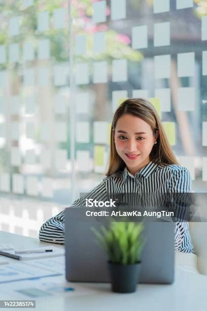 아시아 비즈니스 여성 작업 재무 분석 회계 보고서 수익 통계 이익 및 성장을위한 회사 성과 그래프 연구 수직 이미지 비즈니스에 대한 스톡 사진 및 기타 이미지 Istock