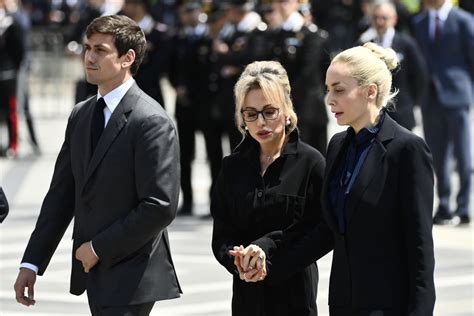 Funerale Berlusconi La Vicinanza Della Compagna Marta Con Il Resto Della Famiglia