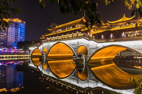 Reflexiones Del Puente Del S Anshun De Chengdu En La Noche Imagen De