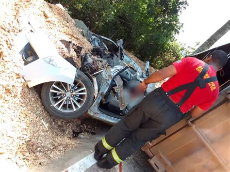 Vídeo Caminhão tomba em cima de carro e motorista tem braço amputado
