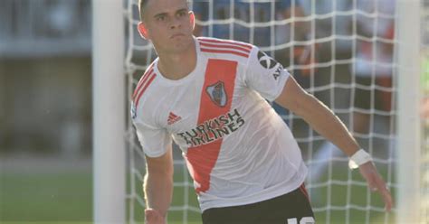La Pelota Al Goleador Santos Borré Anotó En El Triunfo 2 0 De River