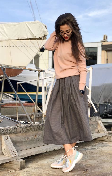 Юбка с кроссовками отличный вариант, для этой осени ! | Midi skirt ...