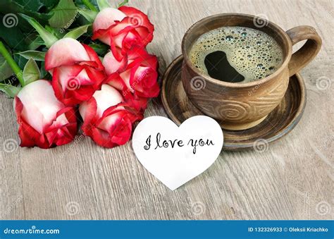 Buenos Días Una Taza De Café Y Rosas Rojas En Una Tabla De Madera Te