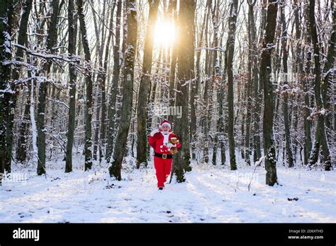 Hier Kommt Der Weihnachtsmann Fotos Und Bildmaterial In Hoher
