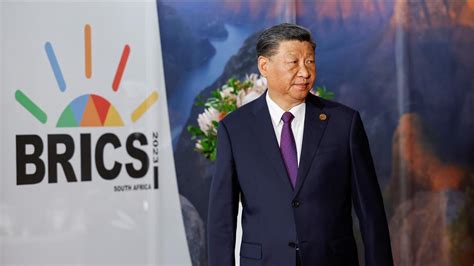 習近平金磚詭異行徑！ 走紅毯三步一回頭、姿勢歪斜