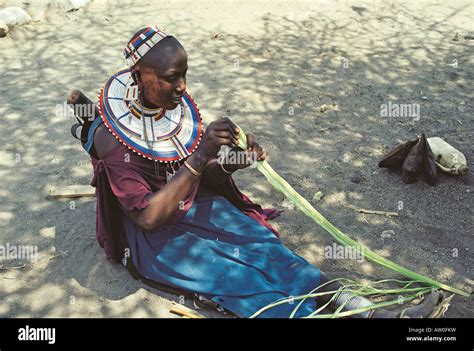 Massai Frau ab um String aus wilden Sisal in der Nähe der Olduvai
