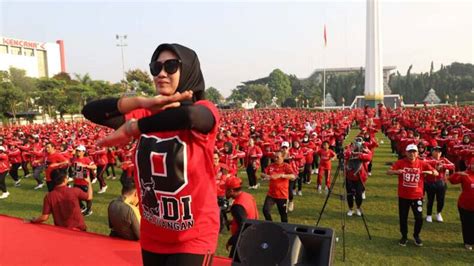 Ribuan Kader Banteng Surabaya Merahkan Tugu Pahlawan