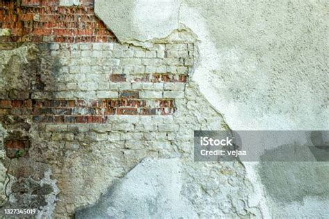 회색은 부서진 치장 벽토 조각으로 오래된 벽돌 벽을 석고 손상된 표면 배경이 있는 그런지 빨간색과 흰색 벽돌 벽 0명에 대한 스톡 사진 및 기타 이미지 Istock