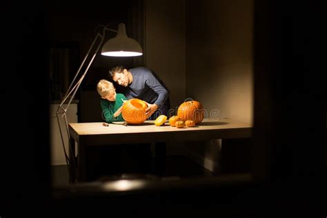 Familiekarretje Met Halloween Pompoen Thuis Stock Afbeelding Image Of