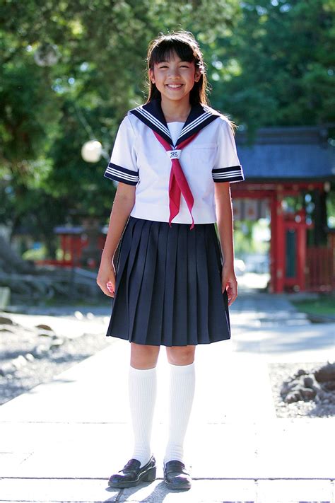 ボード「制服の女子中高生」のピン